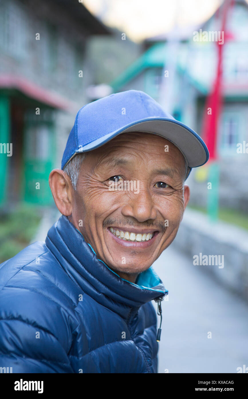Nepal portrait of a sherpa man outdoors hi-res stock photography and ...