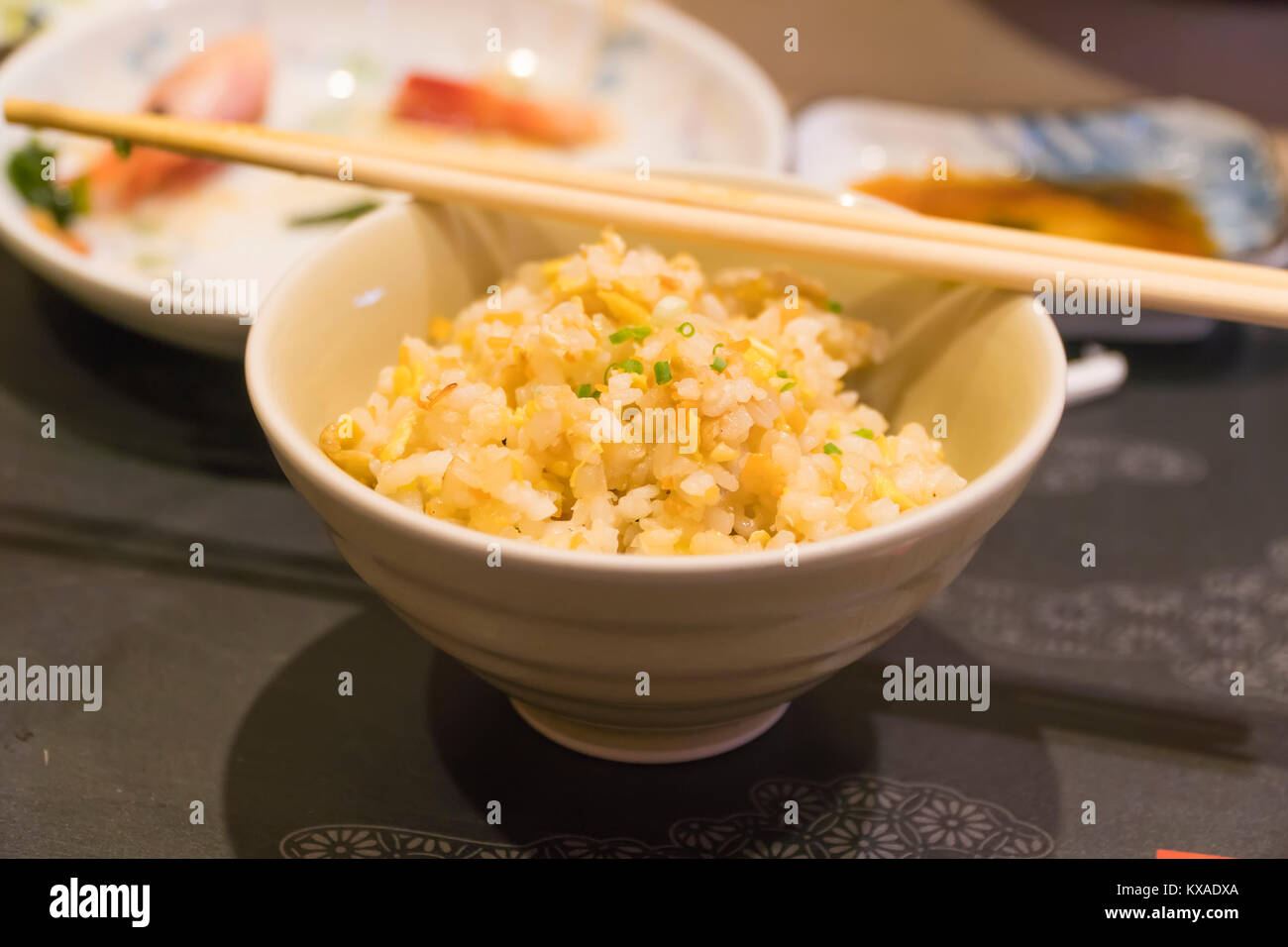 close up of a bowl of garlic fried rice Stock Photo - Alamy