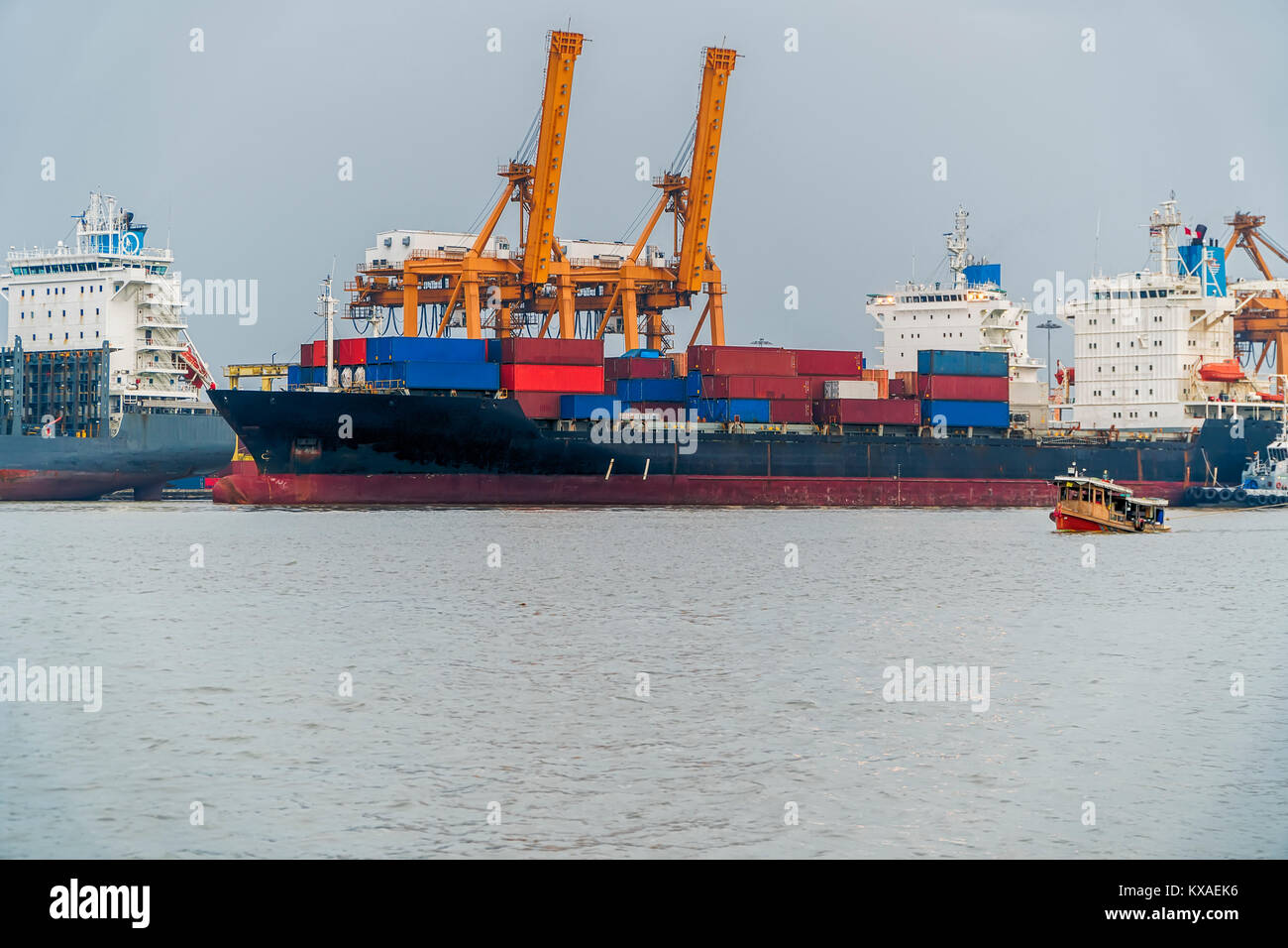 Merchant ship carrying containers hi-res stock photography and images ...
