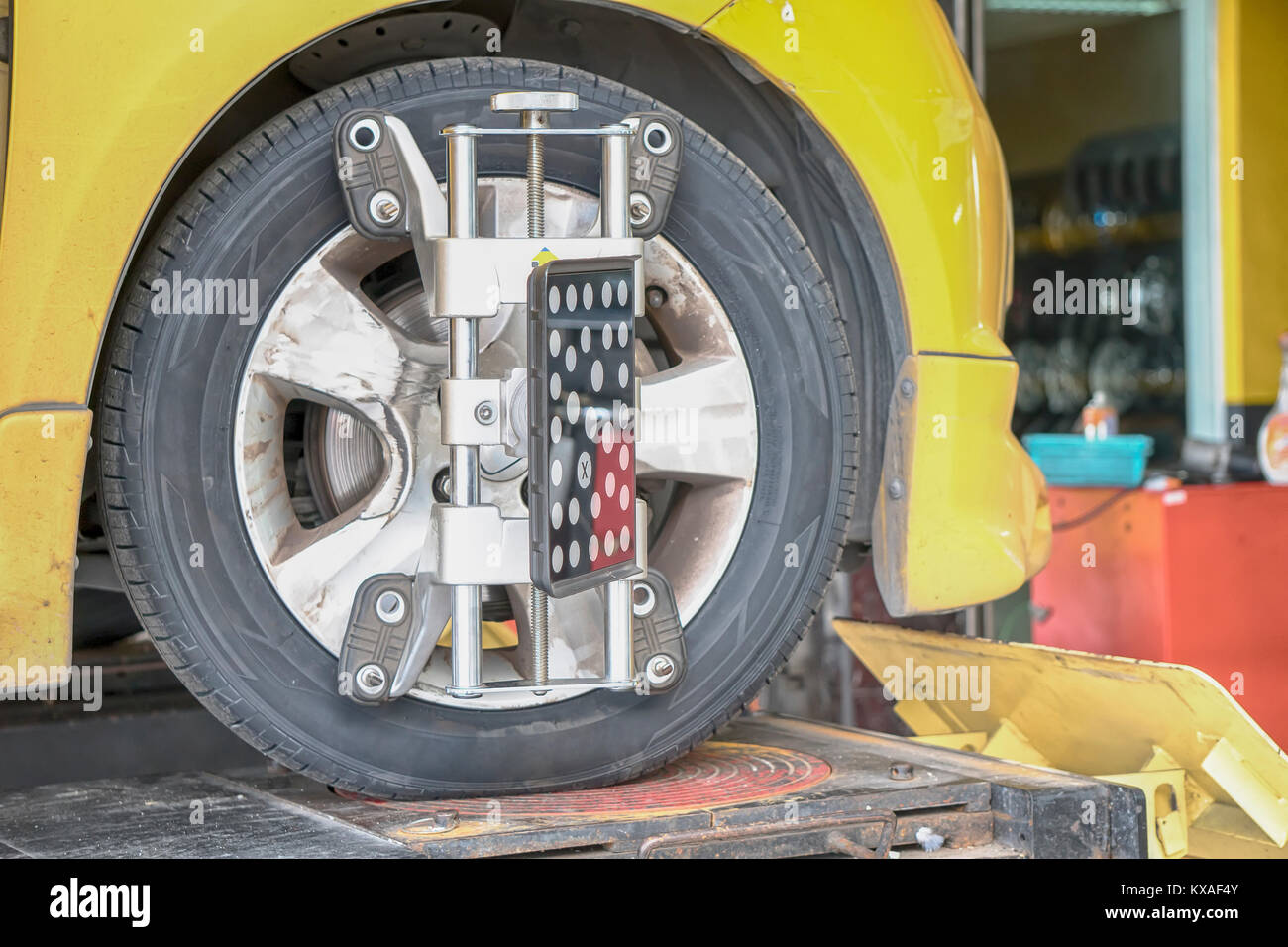 Car Steering Wheel Balancer Calibrate with laser reflector attach on ...
