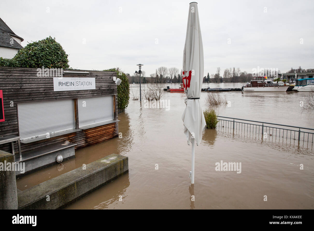Cologne, Germany. 8th Jan, 2018. Flood of the river Rhine, district ...