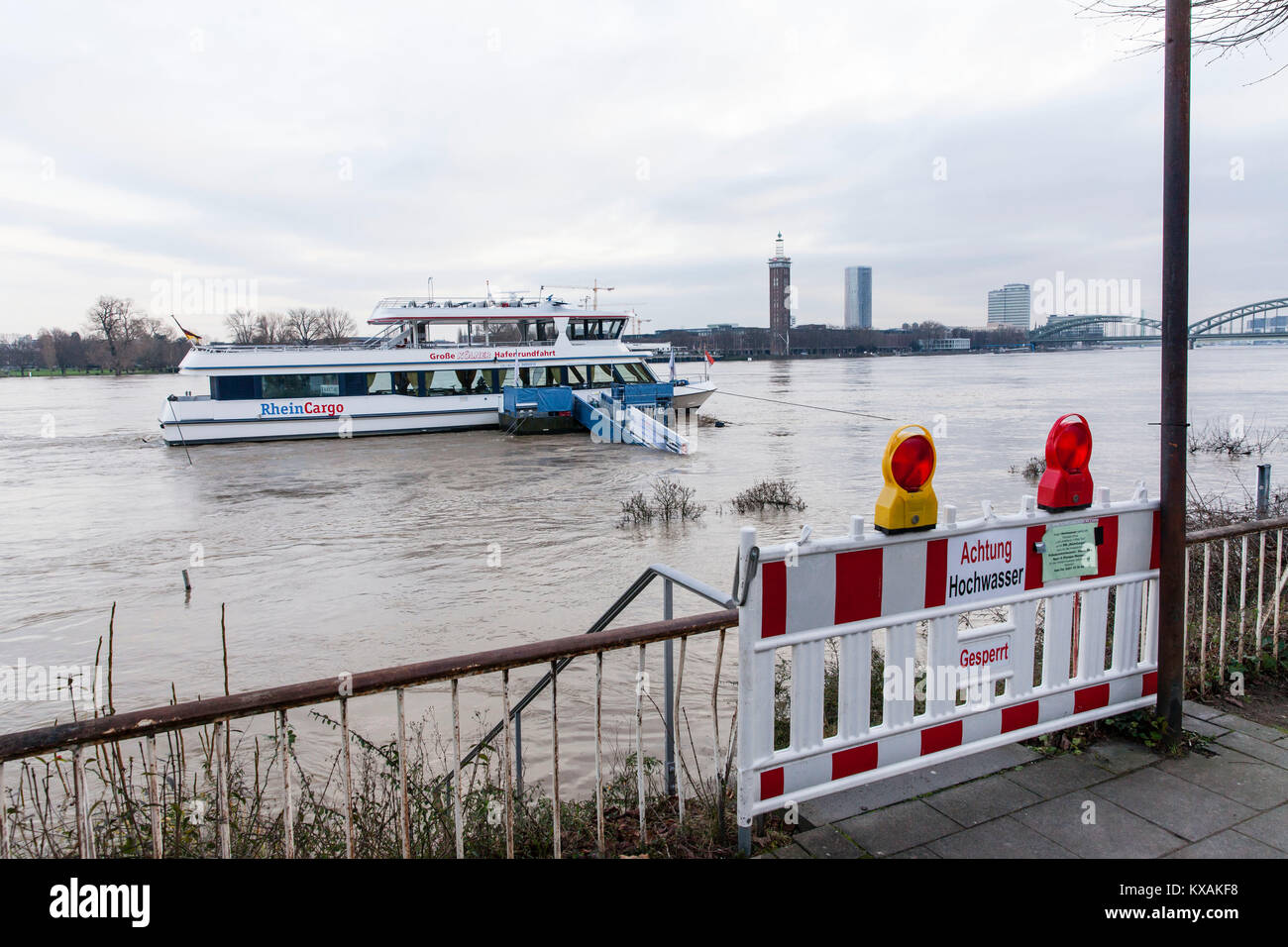 Cologne, Germany. 8th Jan, 2018. Flood of the river Rhine, view to the ...