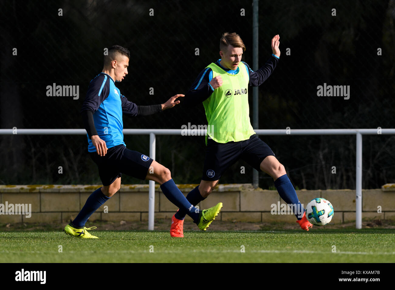 Rota, Spanien. 08th Jan, 2018. Marco Thiede (KSC) im duels with ...