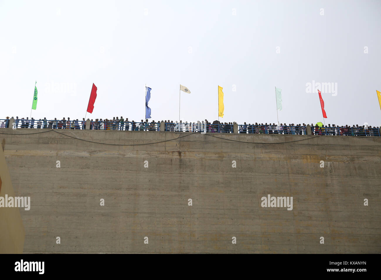 Sri Lanka. 08th Jan, 2018. Sri Lanka. 08th Jan, 2018. People waiting ...