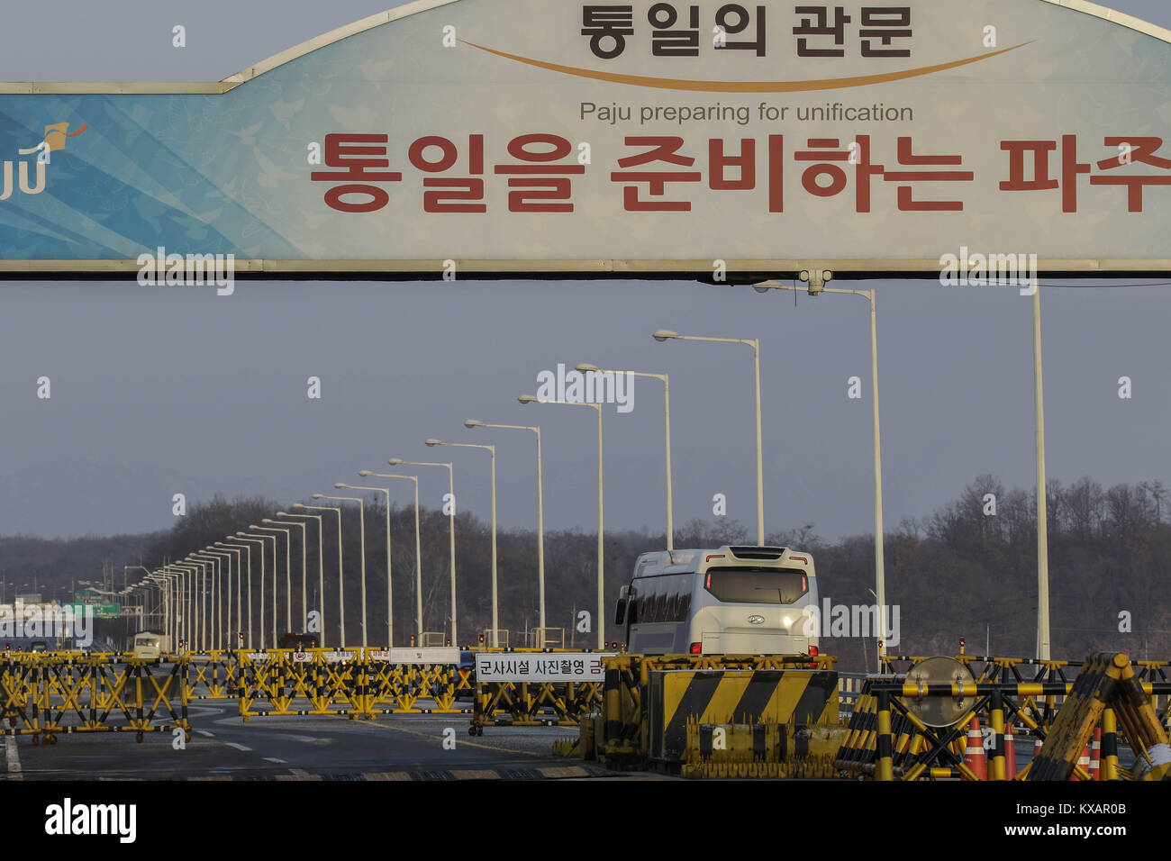 Inter korean delegates talk hi-res stock photography and images - Alamy