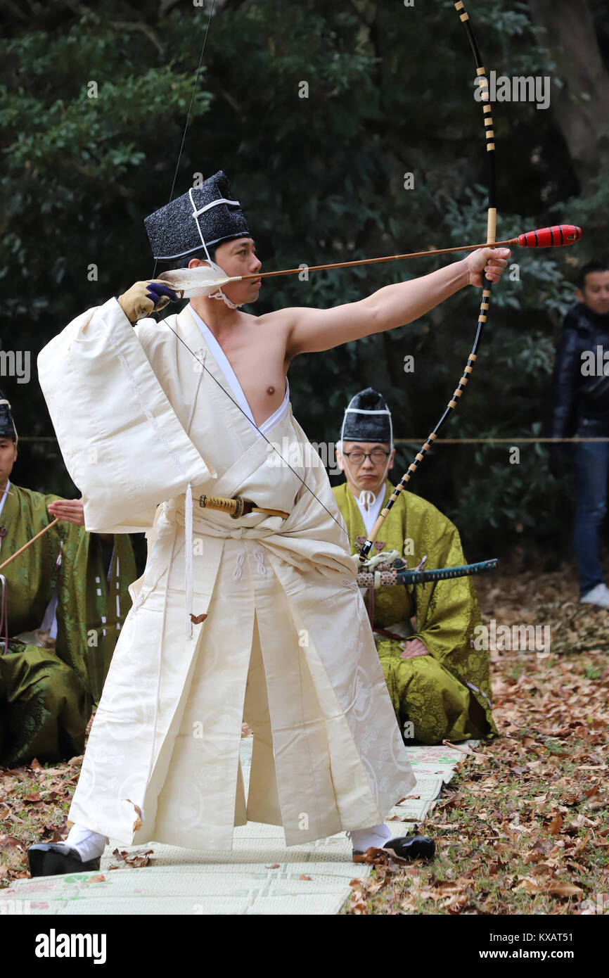 Tokyo, Japan. 8th Jan, 2018. An archer of Ogasawara-ryu shoots an arrow ...