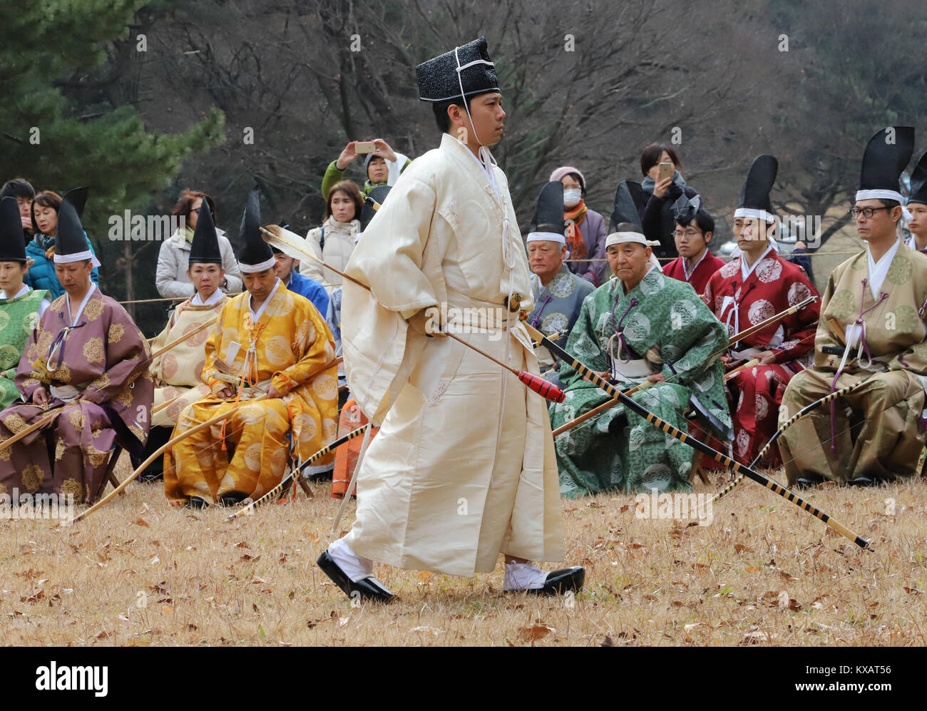 Tokyo, Japan. 8th Jan, 2018. An archer of Ogasawara-ryu prepares ...
