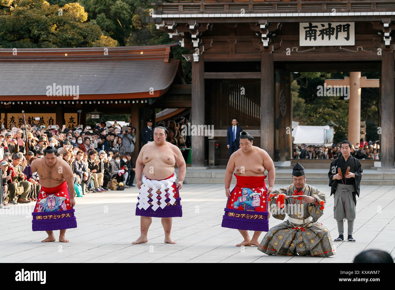 Tokyo, Japan. 9th Jan, 2018. Sumo wrestler Kisenosato Yutaka (2nd L ...