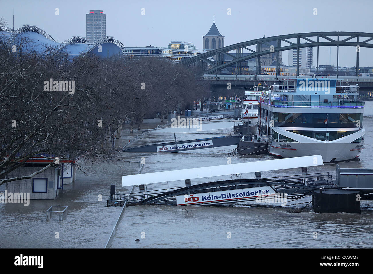 Cologne, Germany. 09th Jan, 2018. Water of the Rhine river flooded the ...