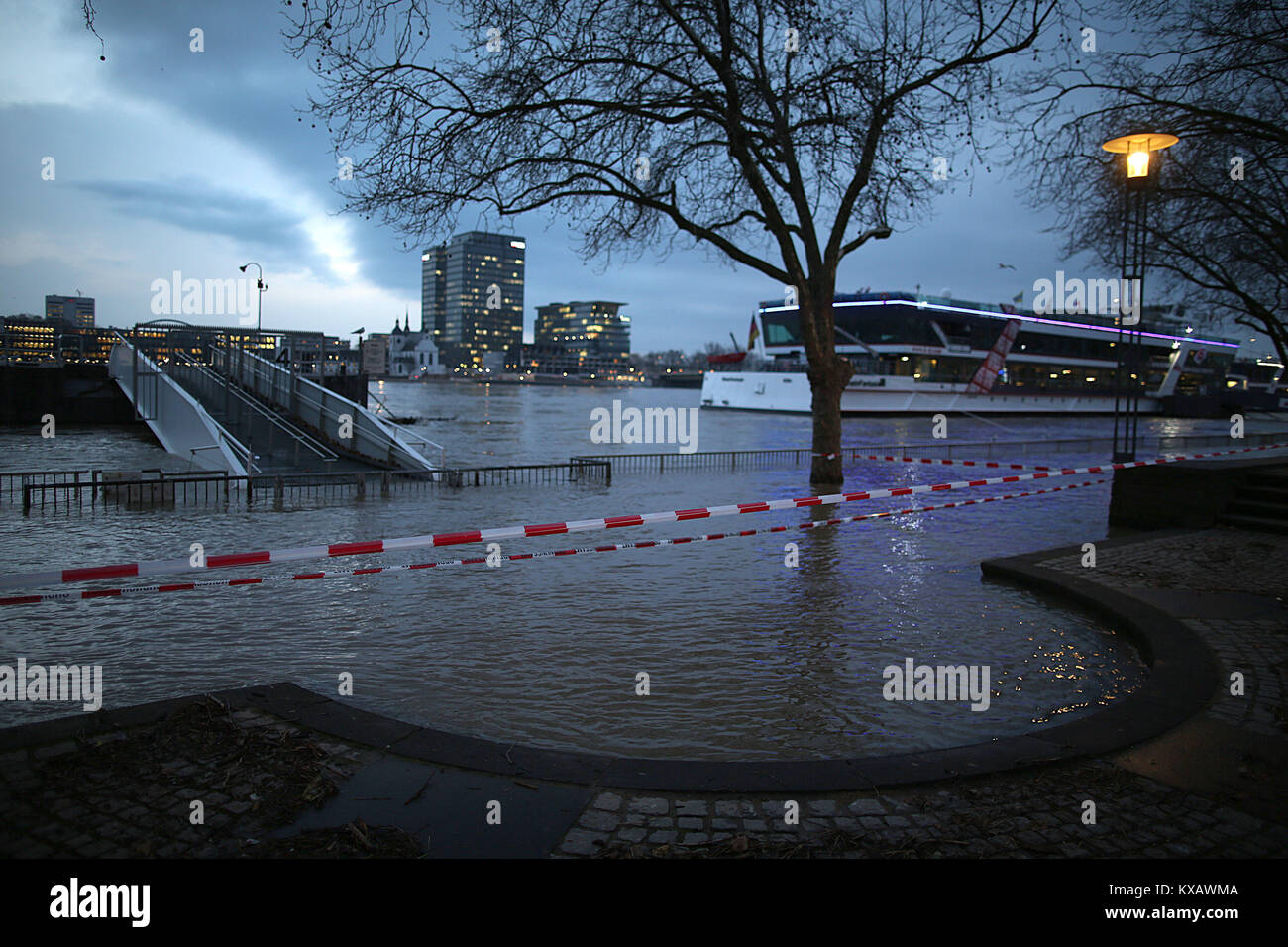 Cologne, Germany. 09th Jan, 2018. Water of the Rhine river flooded the ...