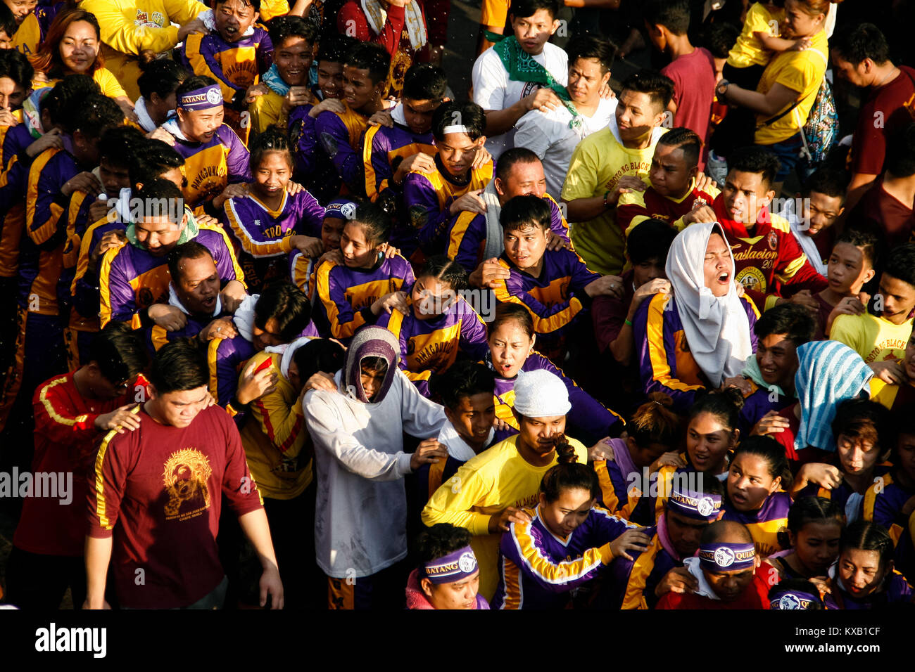 Manila, Philippines. 9th Jan, 2018. A group of devotees march and chant ...