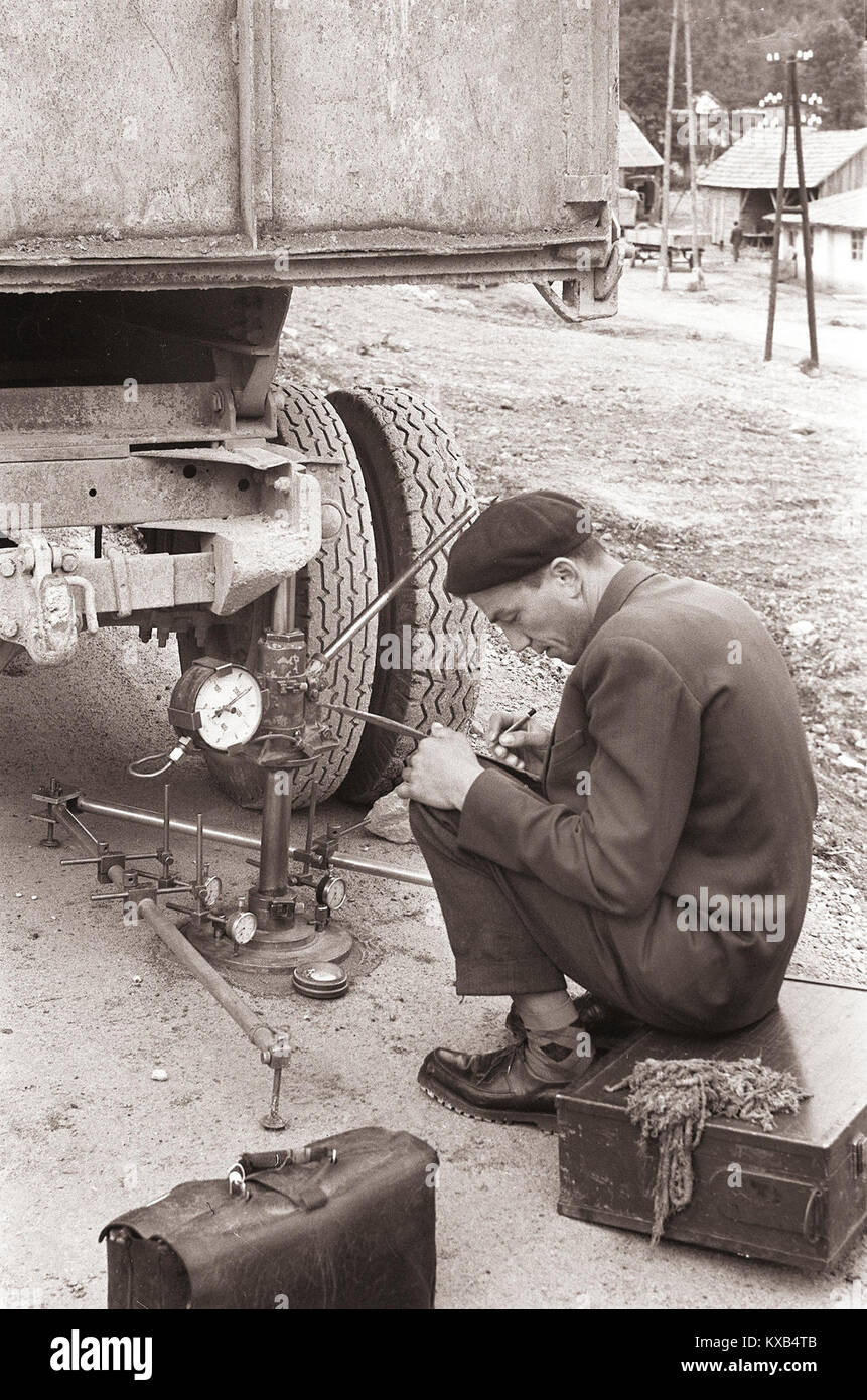 Gradnja asfaltirane ceste čez Trojane 1959 (6 Stock Photo - Alamy