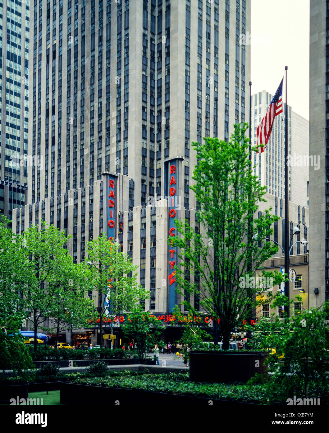 New York 1980s, Radio City Music Hall building, Avenue of the Americas ...