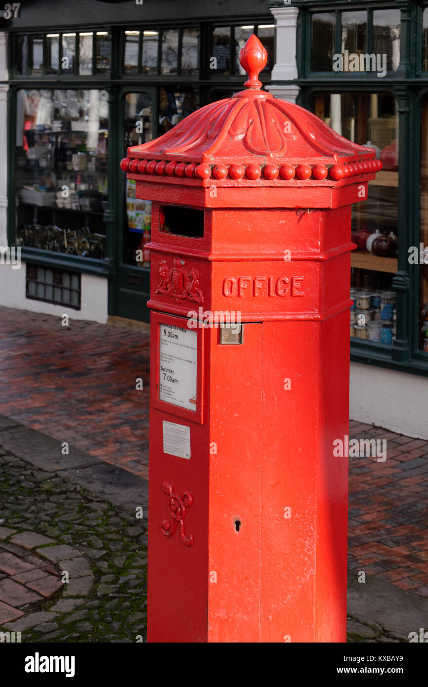 TUNBRIDGE WELLS, KENT/UK - JANUARY 5 : Royal Mail Post Box in the ...