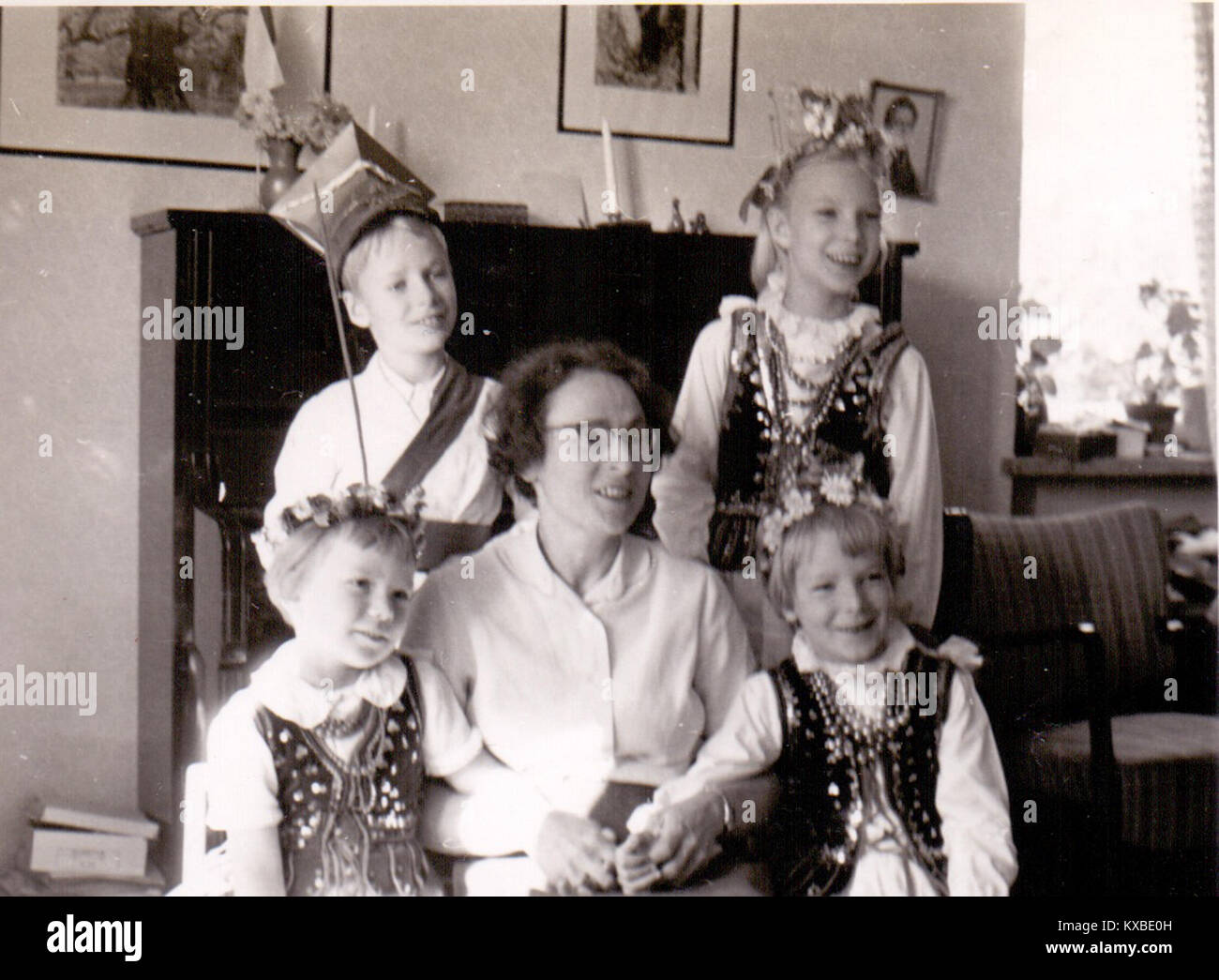 Maria z dziećmi 1958r Stock Photo - Alamy