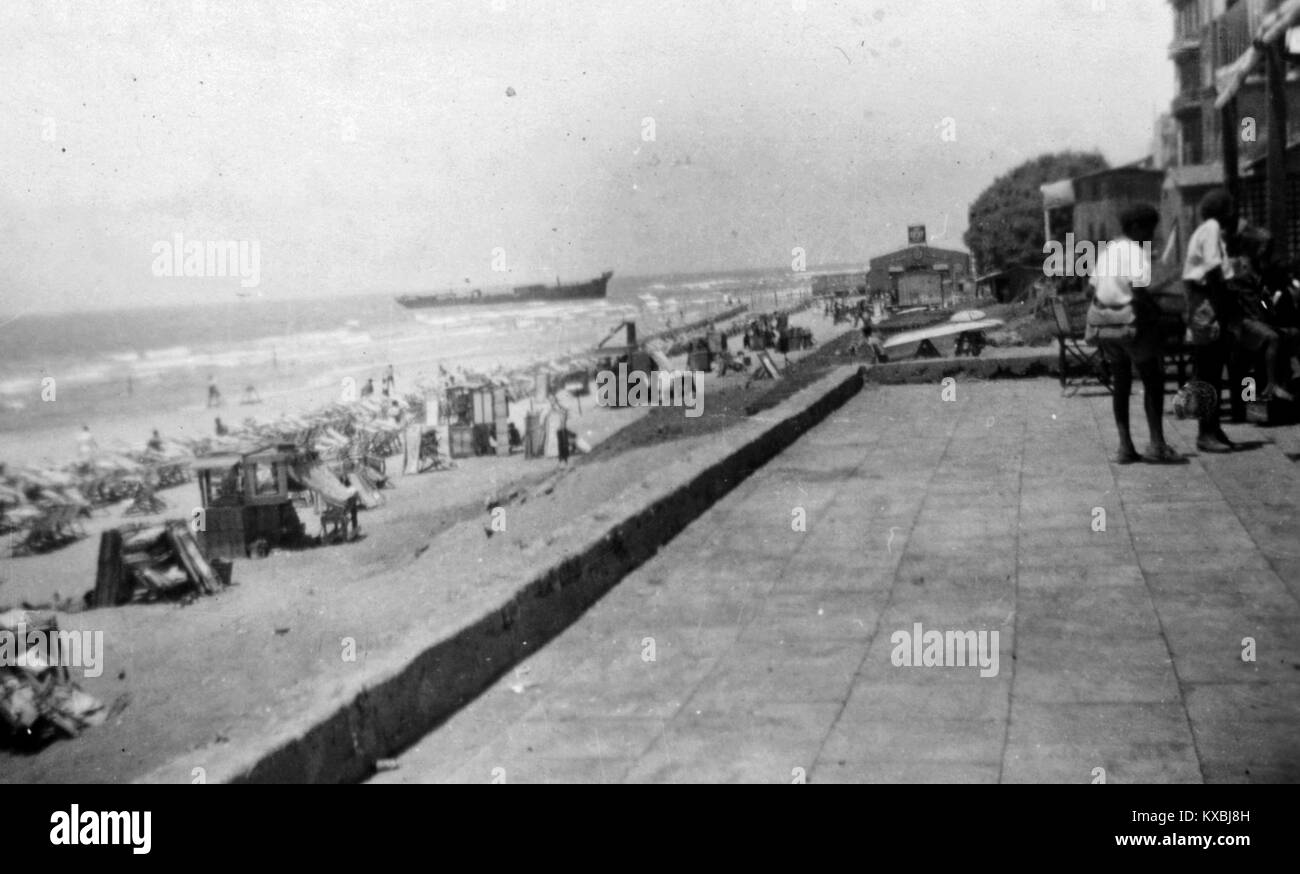 033 1940 - Tela Aviv beach ^ old wreck which brought Jews from Germany ...