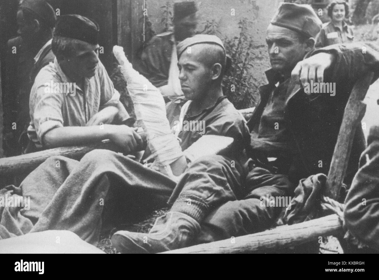 Wounded soldiers being transported hi-res stock photography and images ...