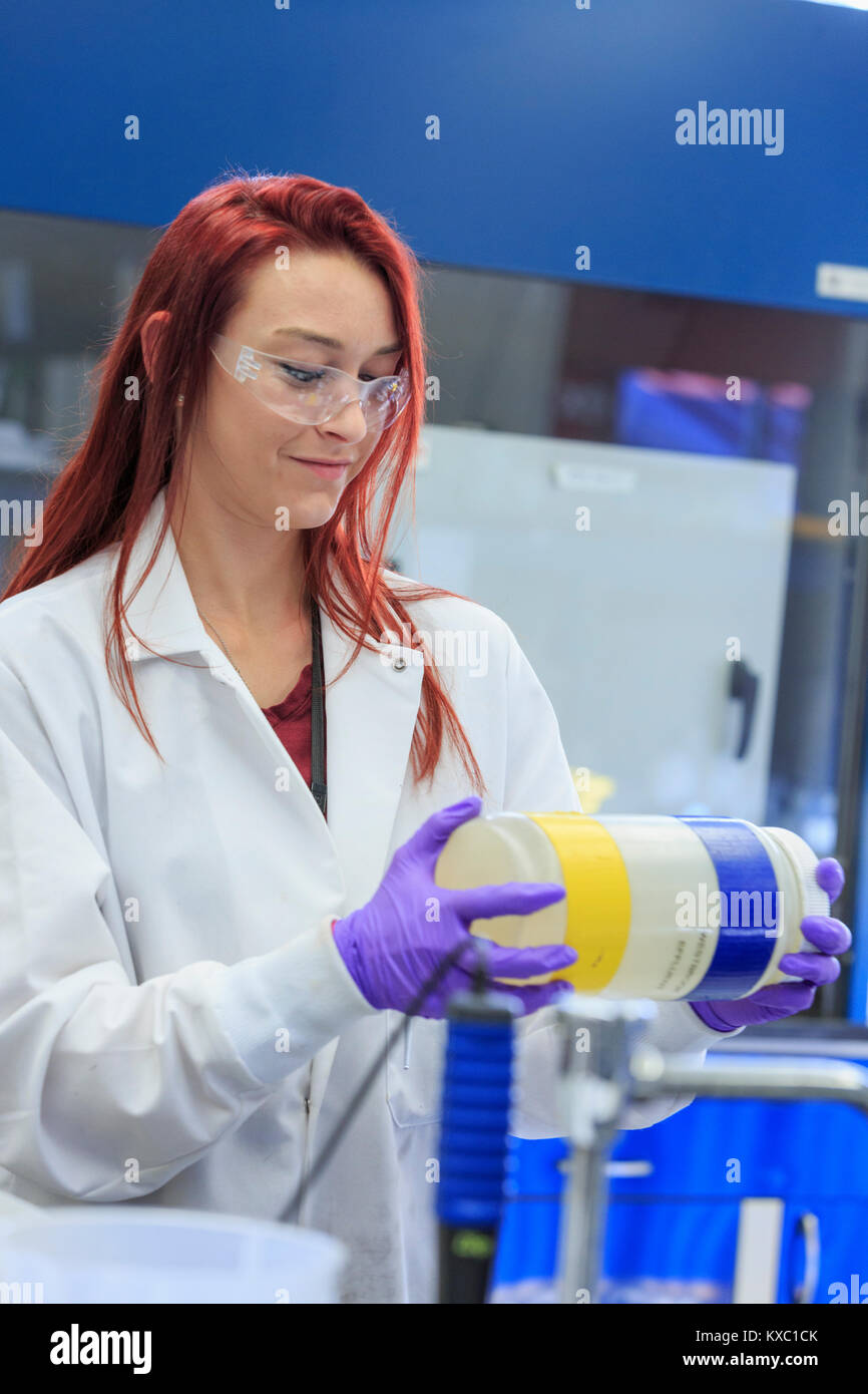 Lab sample testing hi-res stock photography and images - Alamy