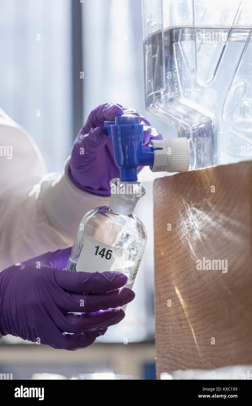 Reagent bottle hi-res stock photography and images - Alamy