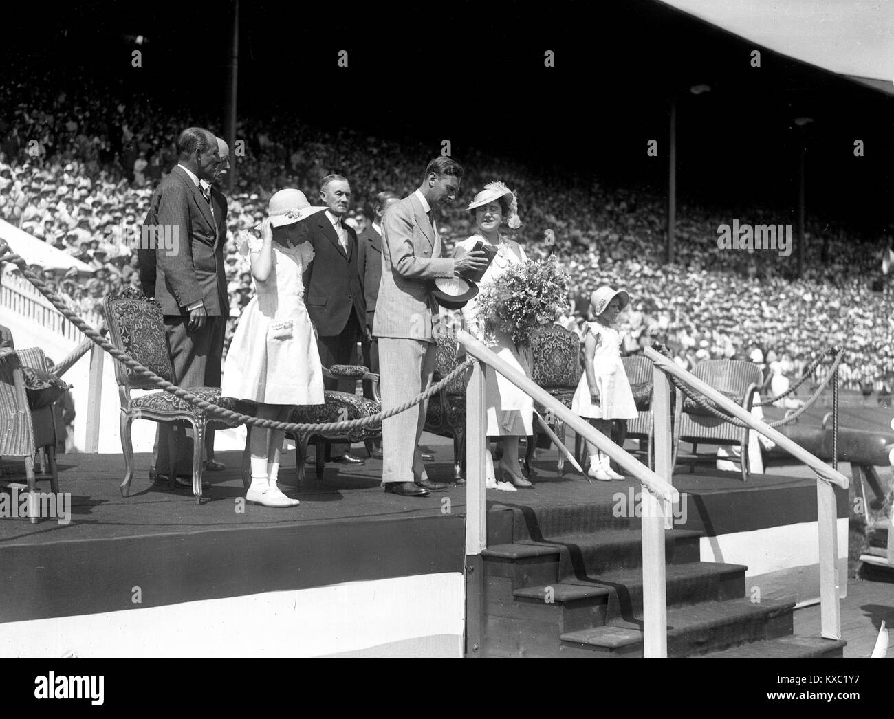 King George VI and Queen Elizabeth with Princess Elizabeth and Margaret ...