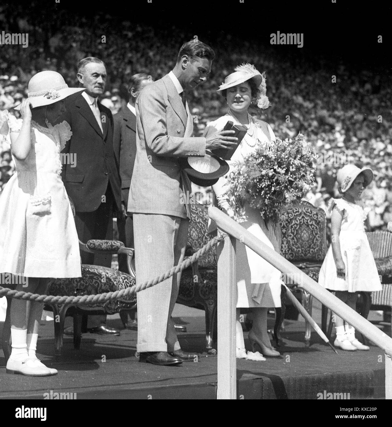 King George VI and Queen Elizabeth with Princess Elizabeth and Margaret ...
