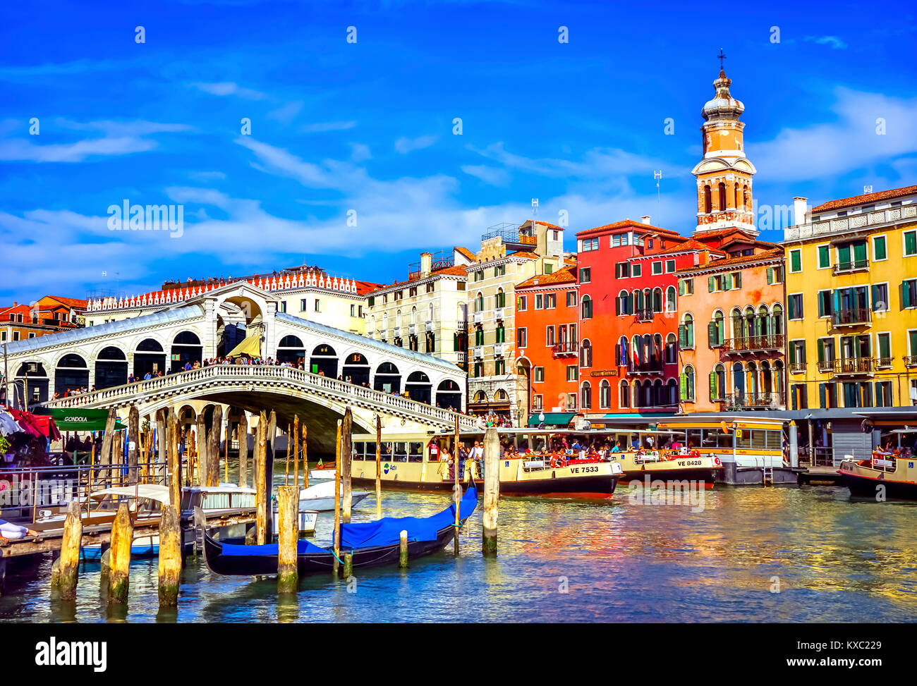 Colorful Rialto Bridge Public Ferries Vaporetto Ferry Docks Gondola ...