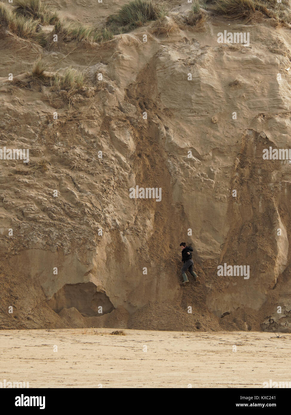 Children collapsing sand hi-res stock photography and images - Alamy