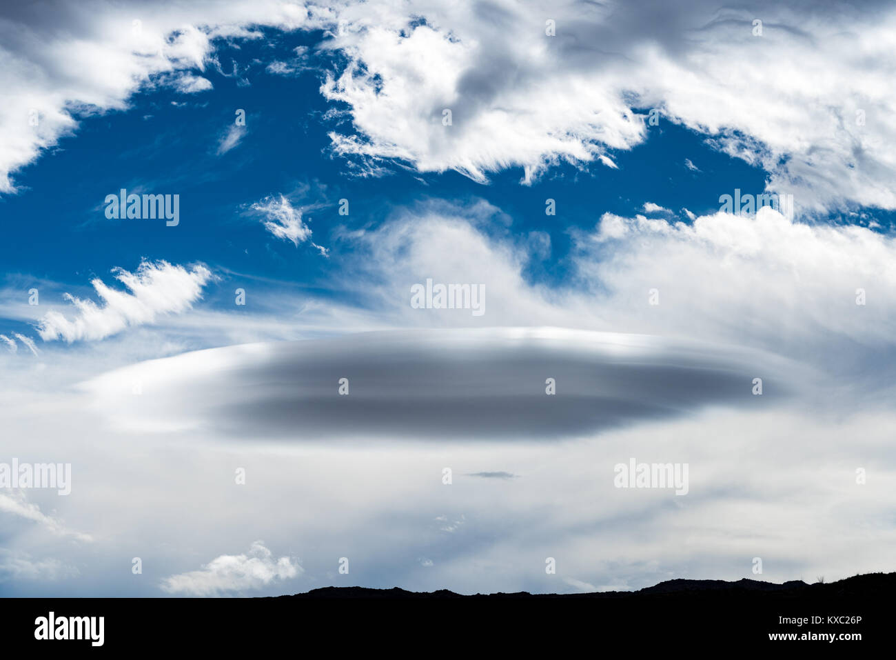 Lenticular cloud over mountains hi-res stock photography and images - Alamy