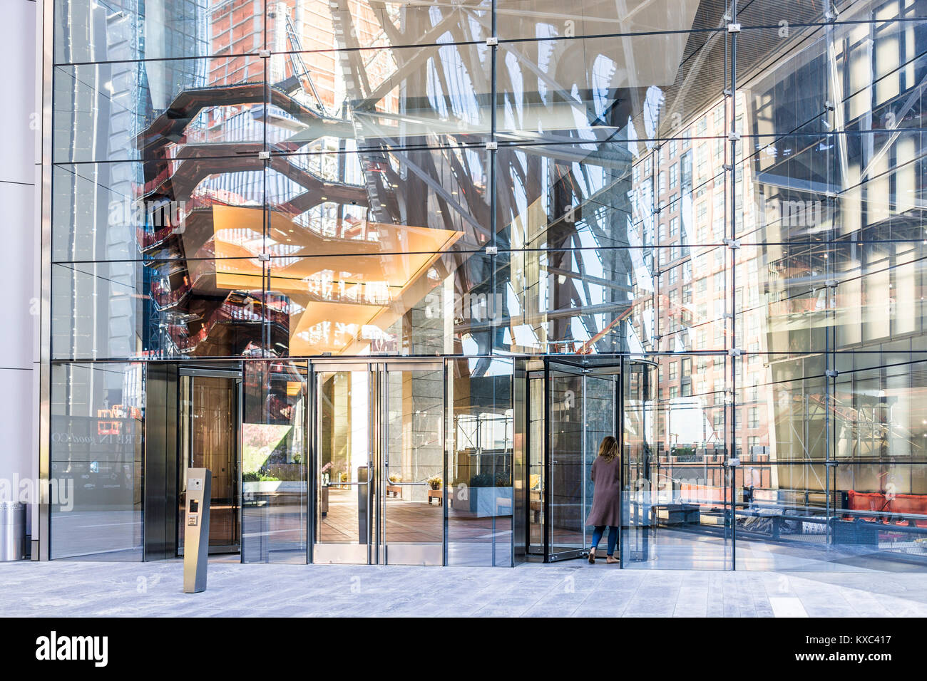 Modern office building entrance ny hi-res stock photography and images ...