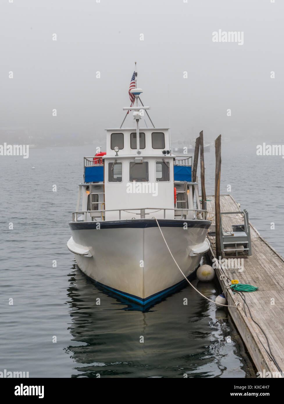 White tour boat hi-res stock photography and images - Alamy