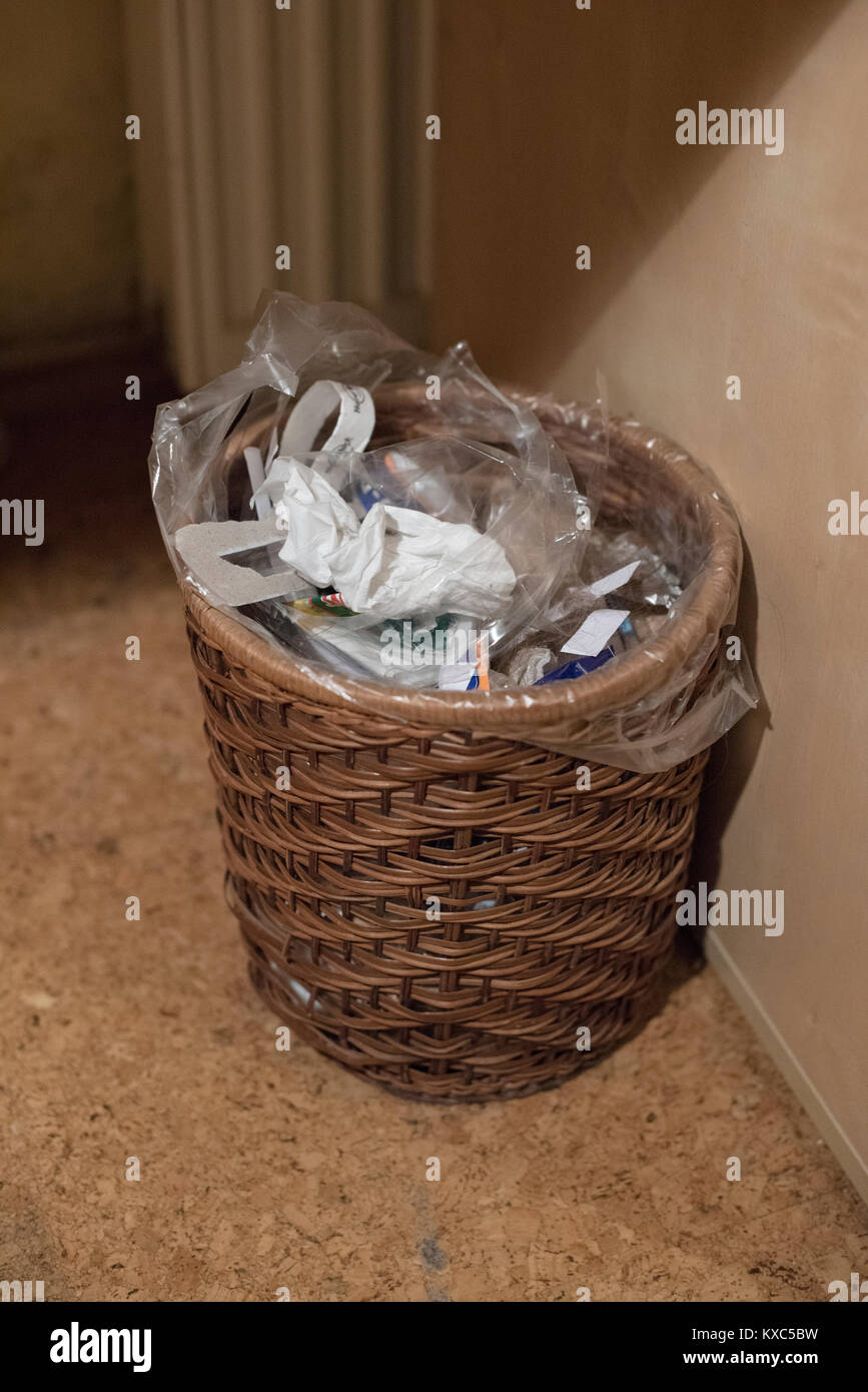 Waste paper bin hi-res stock photography and images - Alamy