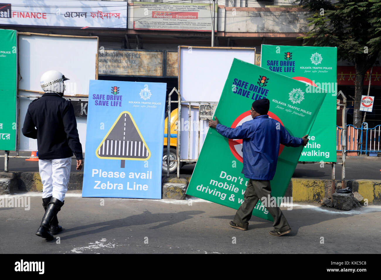 Kolkata, India. 08th Jan, 2018. Kolkata Police worker decorated road ...