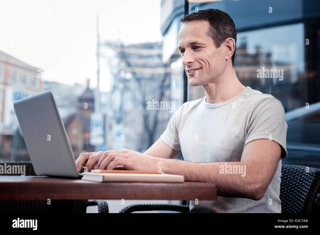 Attentive facial expression hi-res stock photography and images - Alamy