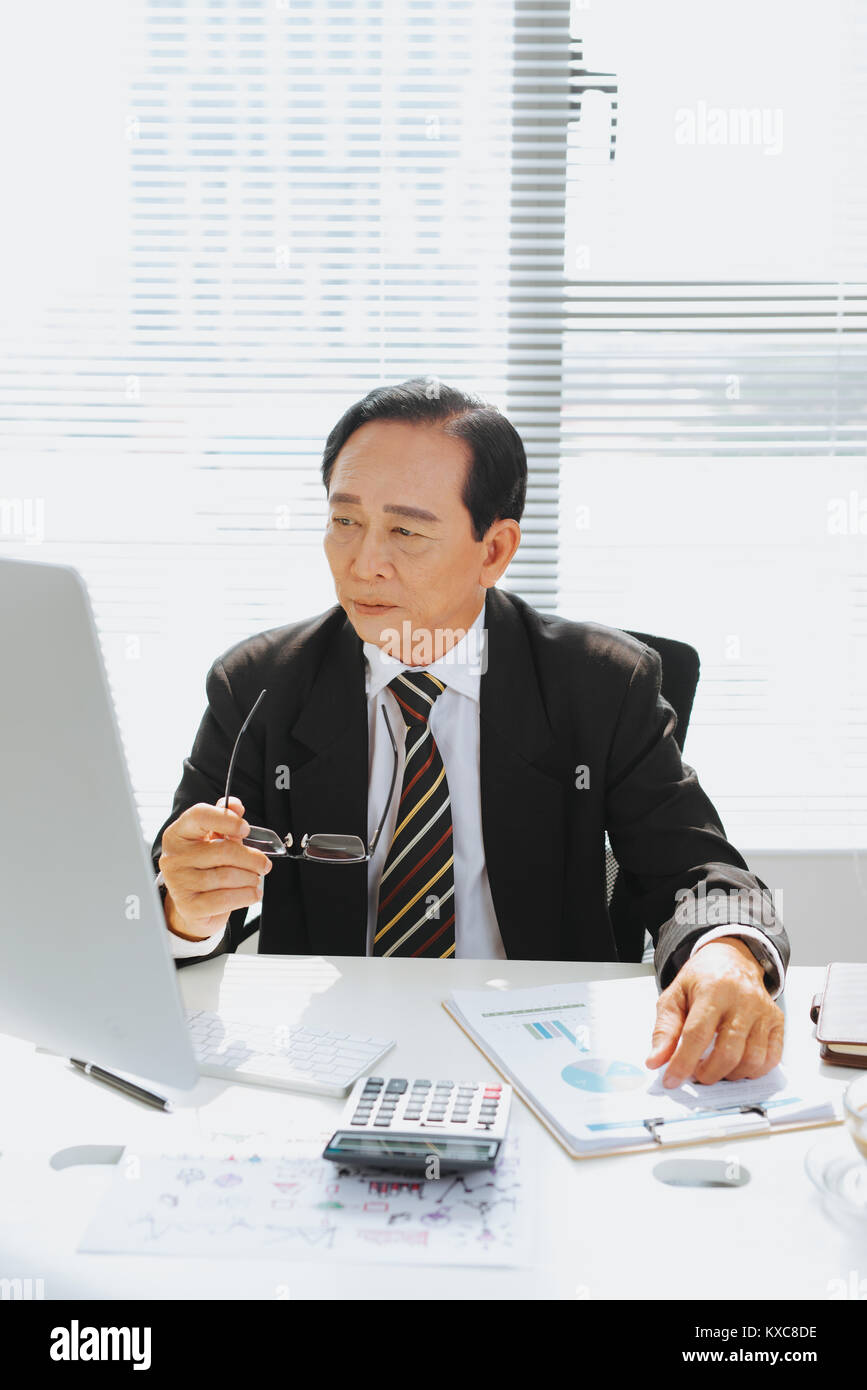 Old man confused computer hi-res stock photography and images - Alamy