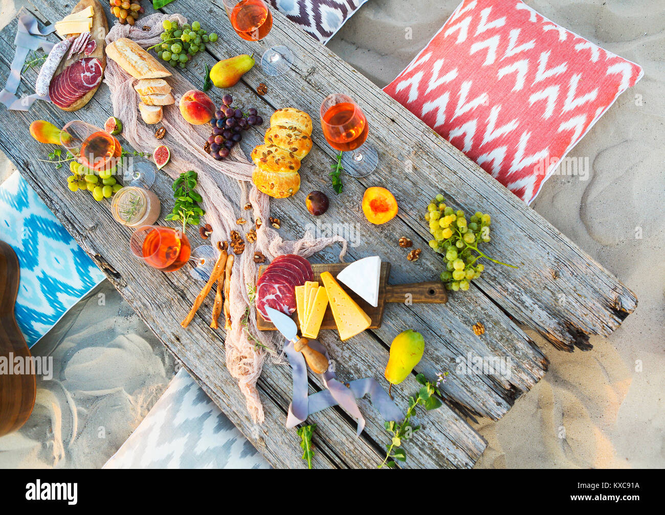 Top view beach picnic table. Beach party Stock Photo - Alamy