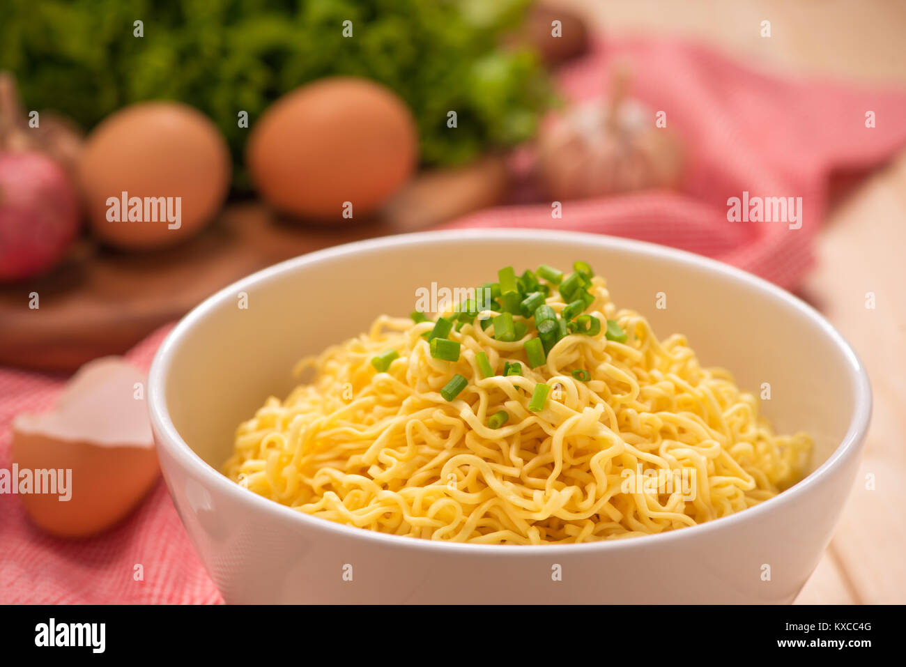 instant noodles in bowl with vegetable Stock Photo - Alamy