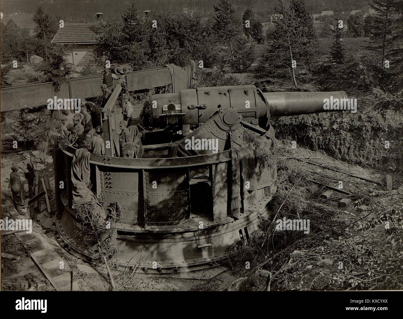 A 42 cm howitzer positioned in the Canaltal near Gugg is depicted here ...