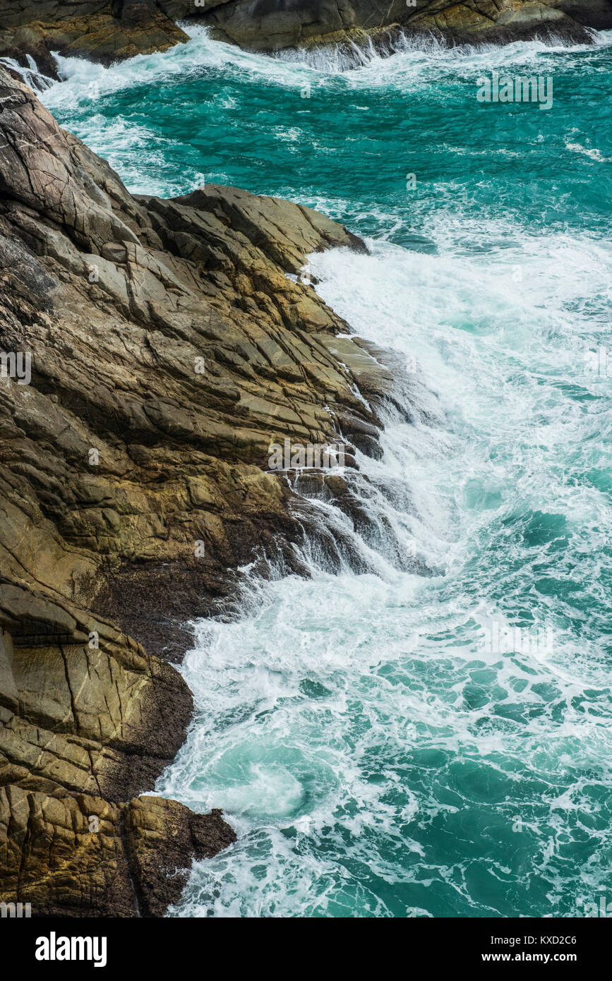 Waves splashing on rocks hi-res stock photography and images - Alamy