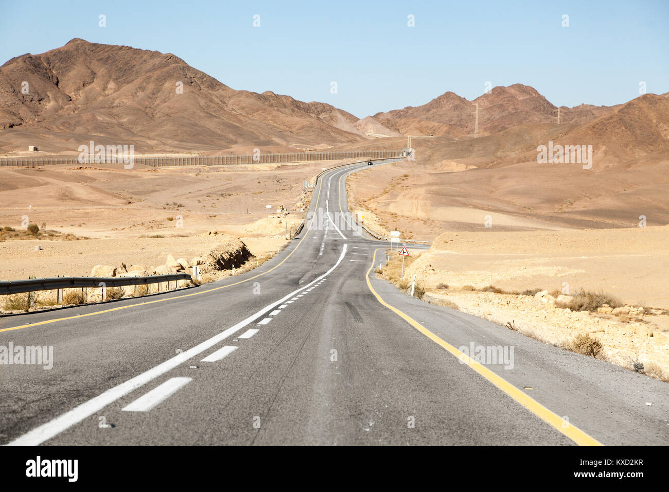 Desert empty road hi-res stock photography and images - Alamy