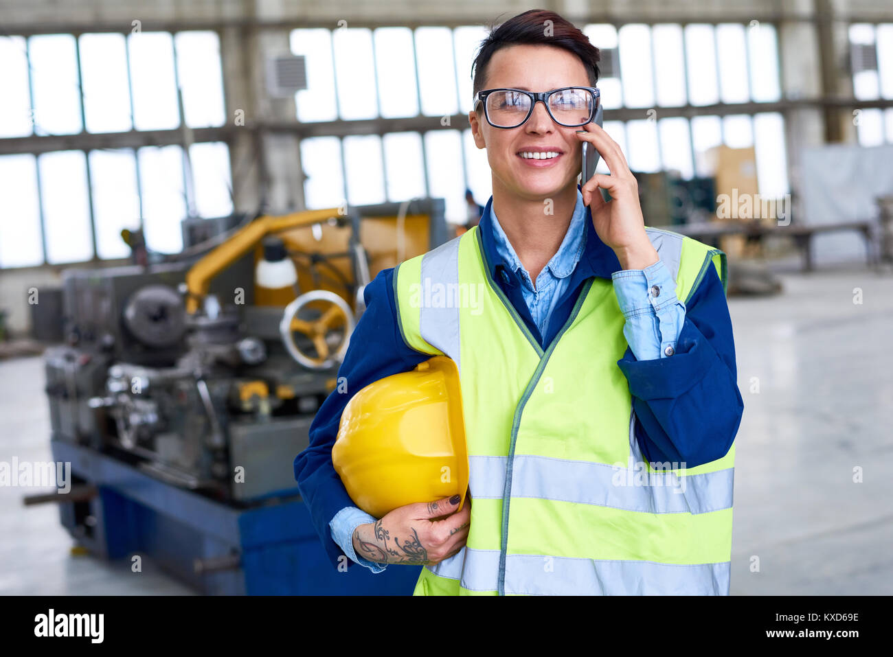 Female construction worker talking hi-res stock photography and images ...