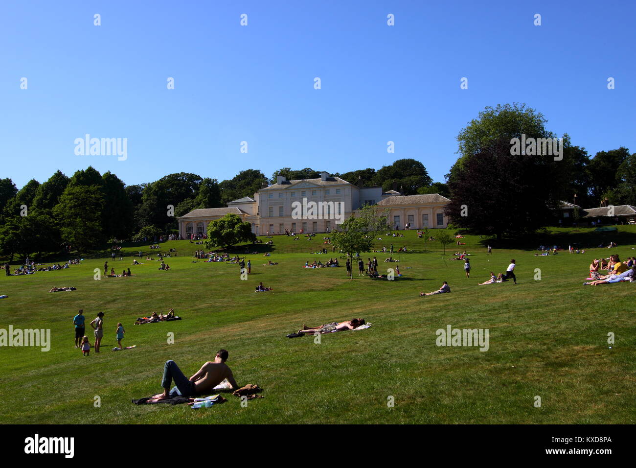 Regents park on sunny hi-res stock photography and images - Alamy