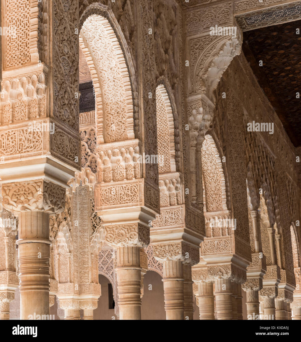 Granada alhambra palace lions hi-res stock photography and images - Alamy