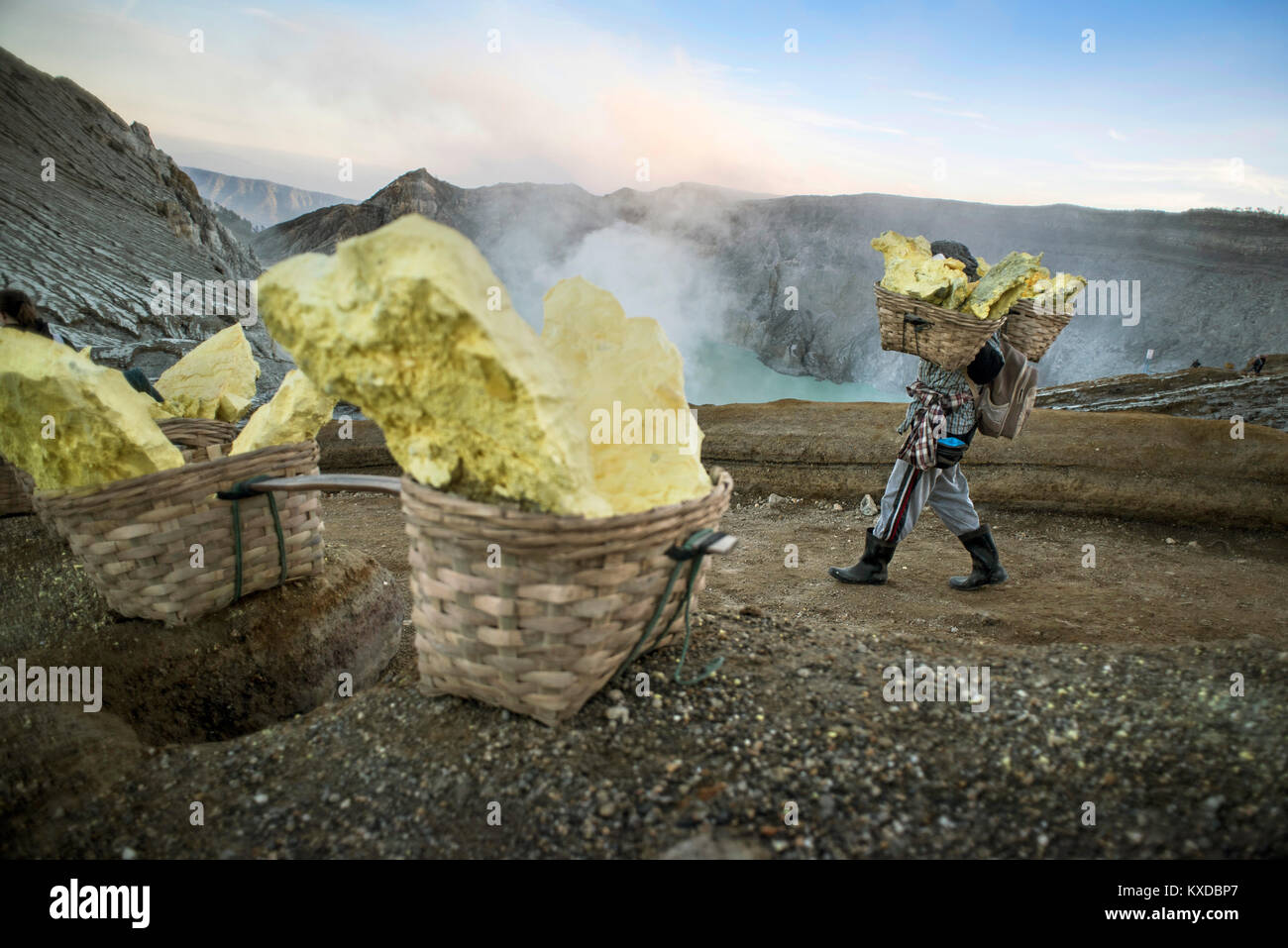 Man carrying heavy load hi-res stock photography and images - Alamy