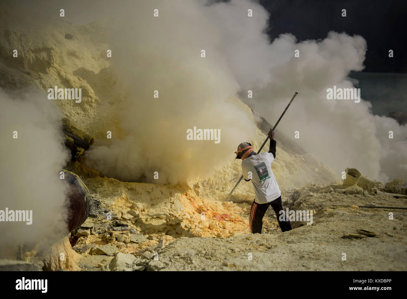Miner extracting sulfur rocks from Kawah Ijen Volcano, East Java ...