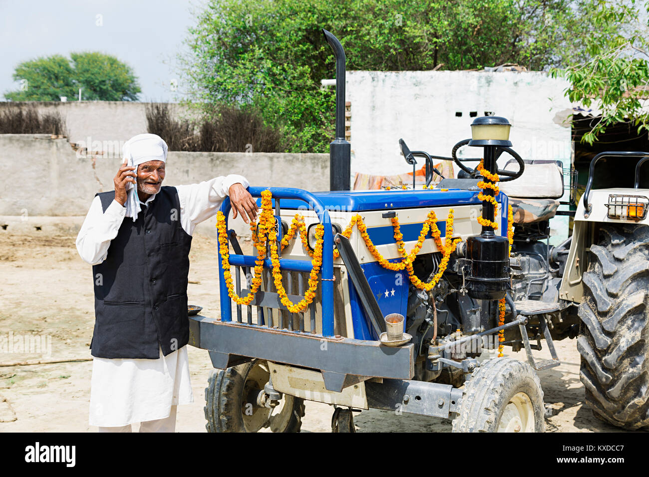 Old farmer talking hi-res stock photography and images - Alamy