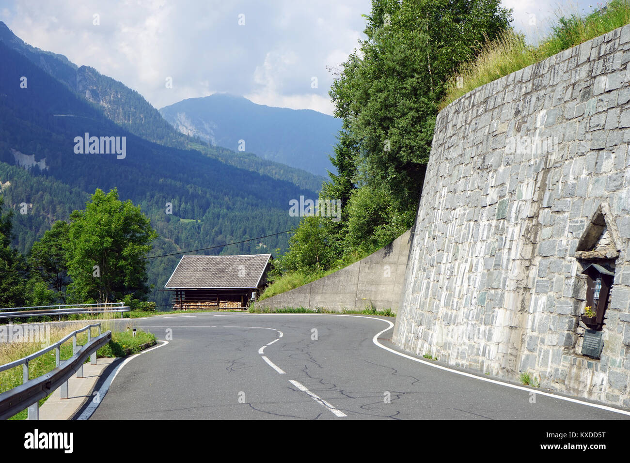 Corner on serpentine road hi-res stock photography and images - Alamy