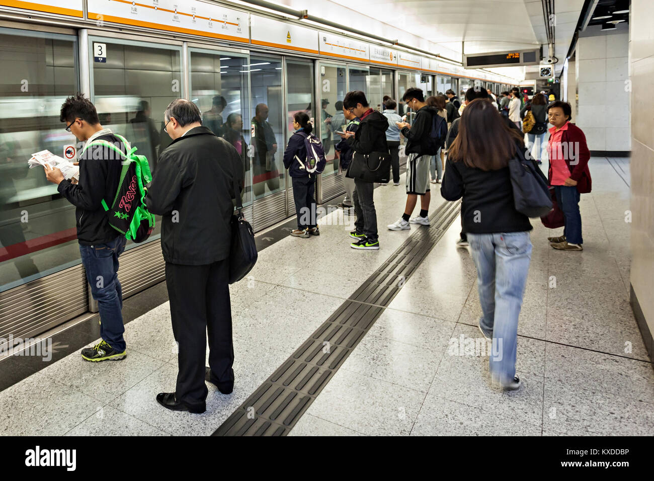 Mtr station hong kong interior hi-res stock photography and images - Alamy