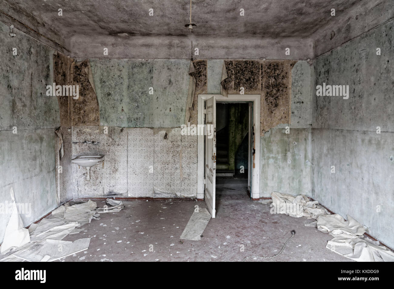Abandoned dilapidated hi-res stock photography and images - Alamy