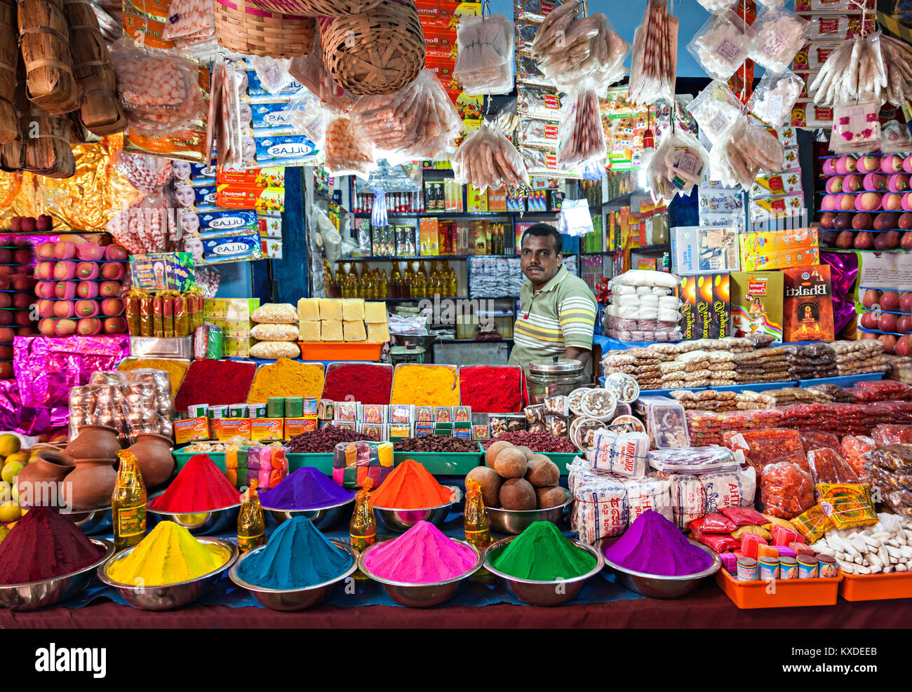 Small grocery shop indian hi-res stock photography and images - Alamy