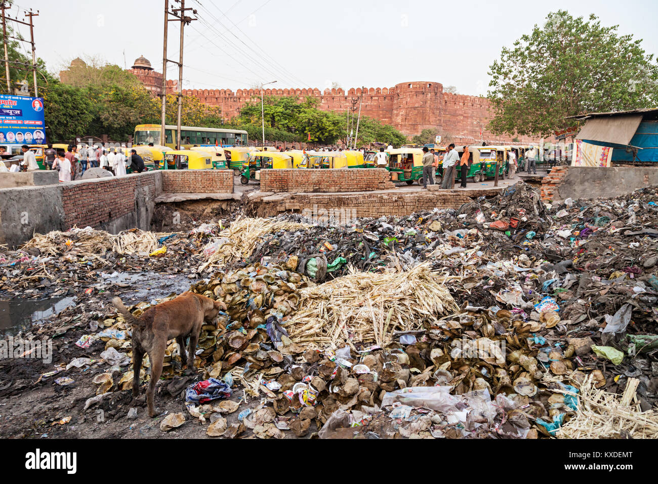 NEW DELHI, INDIA - APRIL 10: Big garbage heap and unidentified people ...